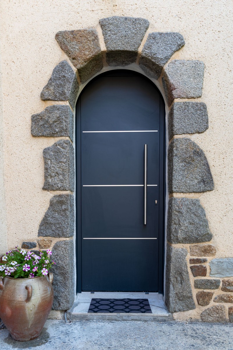 Porte d'entrée aluminium sur-mesure vitrée ou pleine