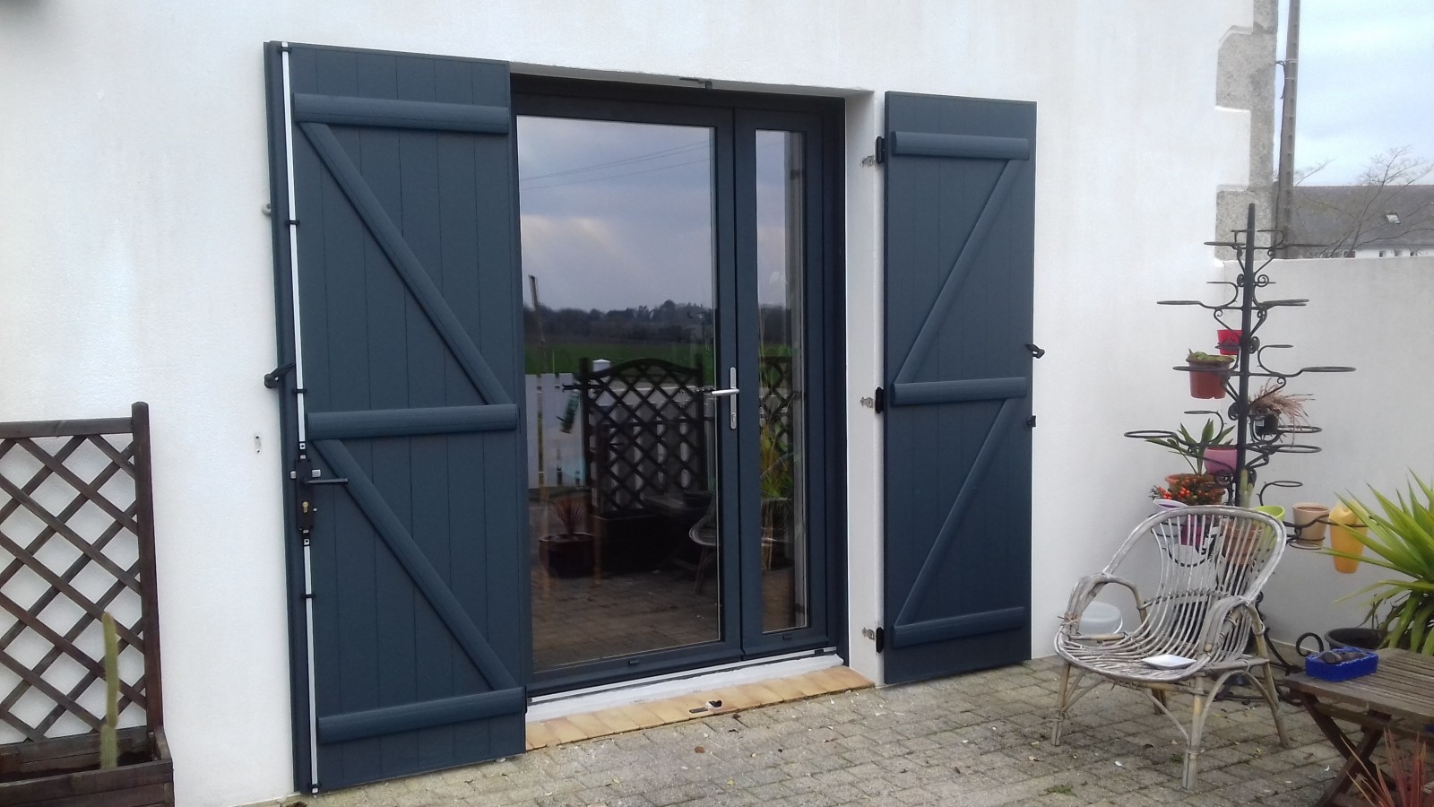 Volets battants aluminium à lames verticales barres et écharpe Z