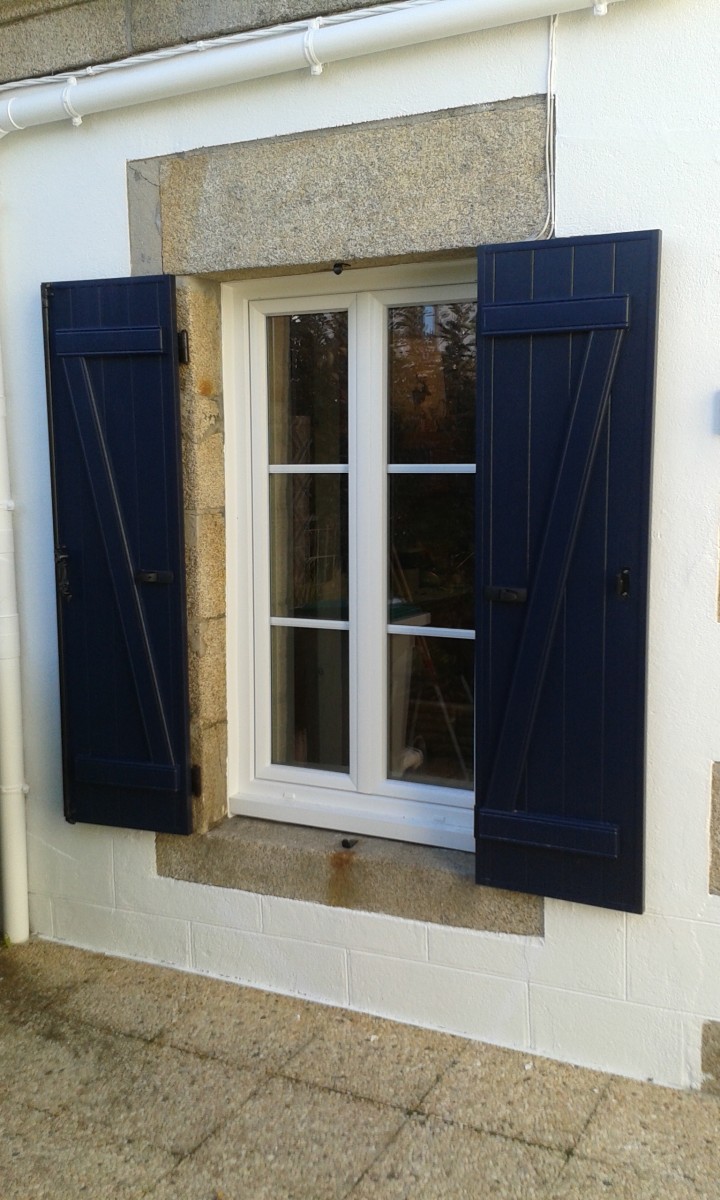 Volets battants PVC à lames verticales barres et écharpe