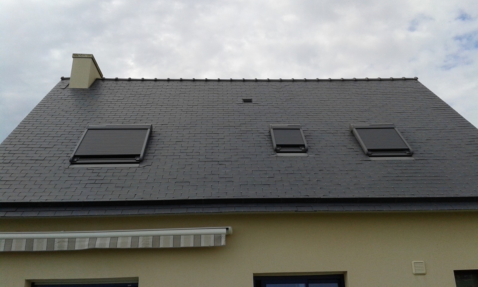 Volet roulant type VELUX® fenêtres de toit électrique et solaire