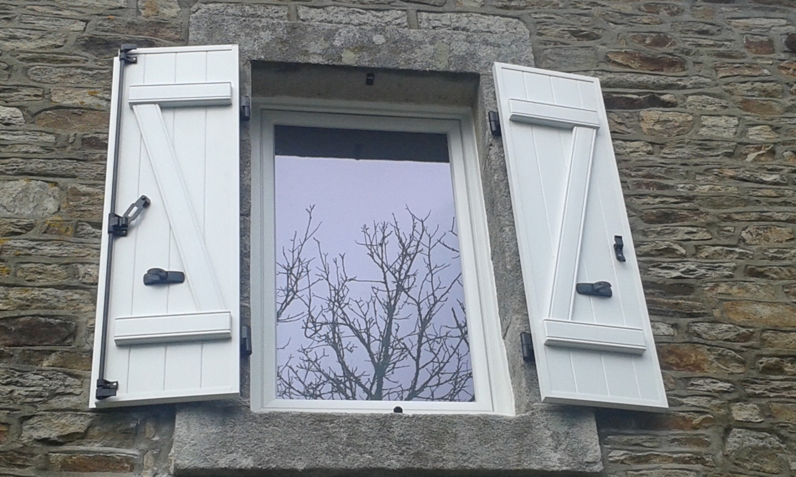 Volets battants PVC à lames verticales barres et écharpe